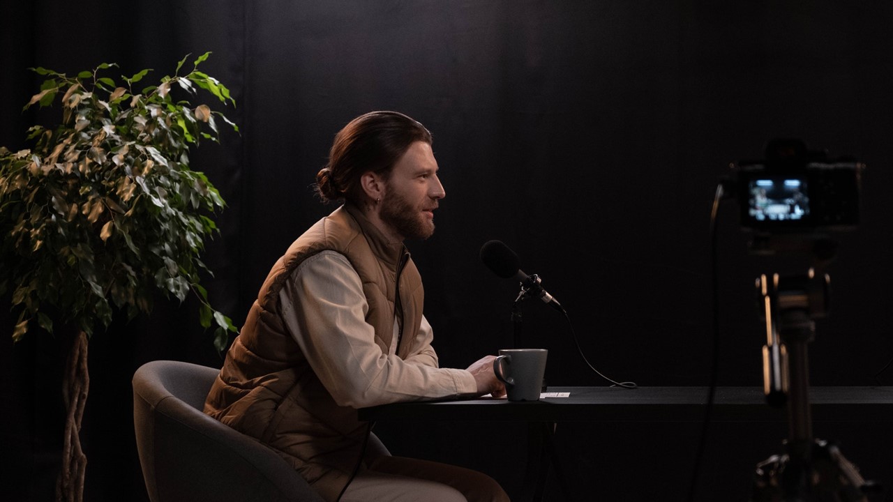 Tips Public Speaking: Teknik Vokal Smiling Voice - Rona Presentasi